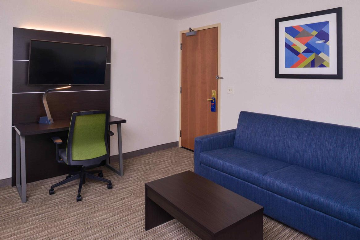 HOLIDAY INN EXPRESS® & SUITES SOUTHFIELD DETROIT AN IHG HOTEL ...