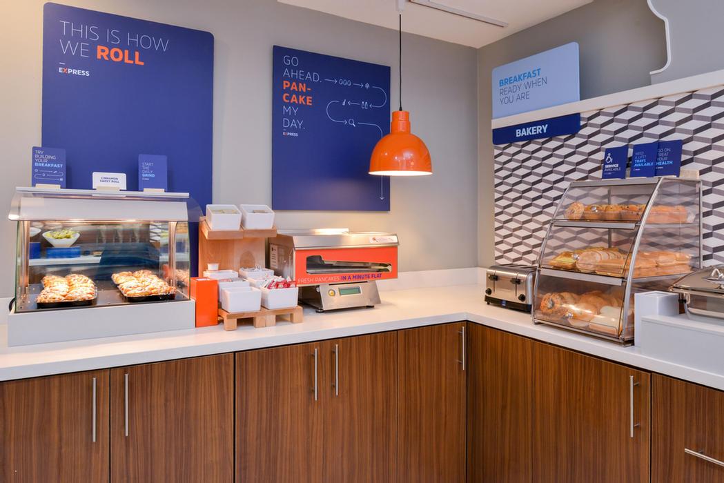 HOLIDAY INN EXPRESS® & SUITES SOUTHFIELD DETROIT AN IHG HOTEL ...
